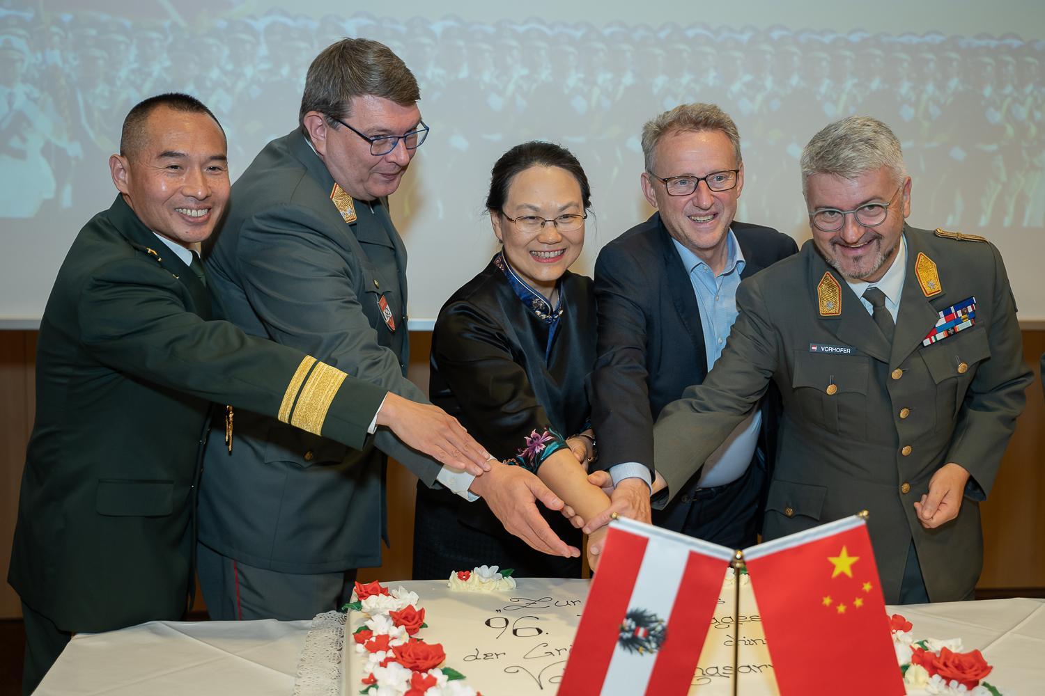China: 96. Jahrestag der Gründung der Volksbefreiungsarmee - society.at